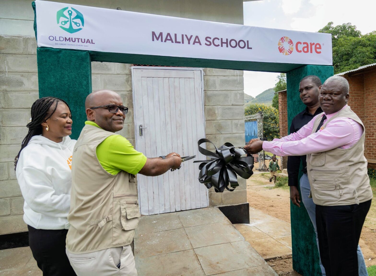 Old Mutual Malawi handover a new school block at Maliya Primary School ...