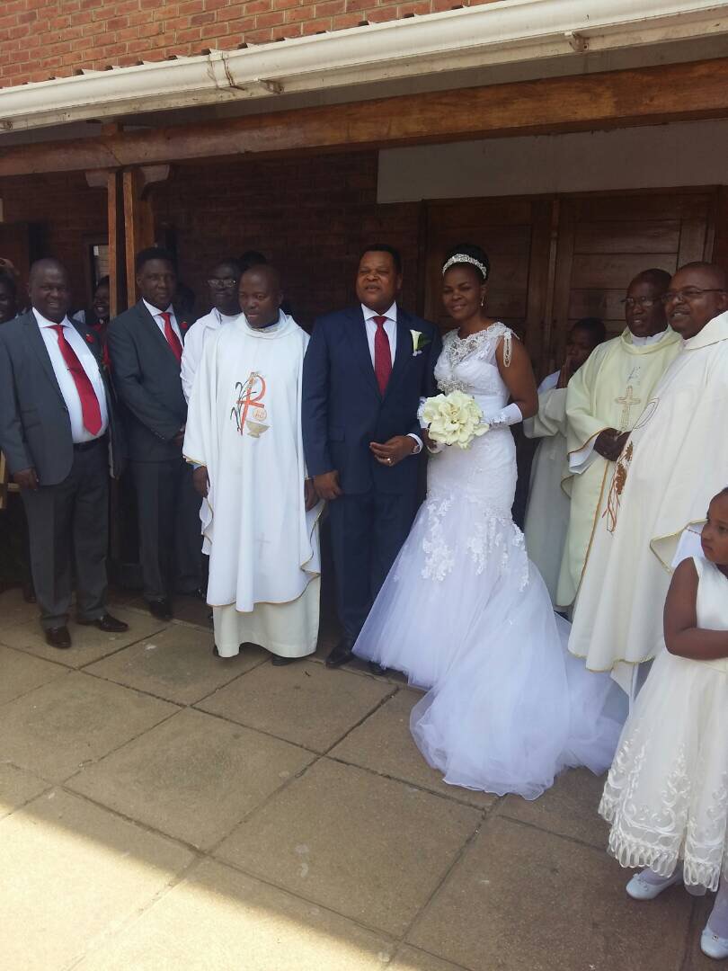Pictorial: Mukhito ties knot in show of love at Catholic church ...