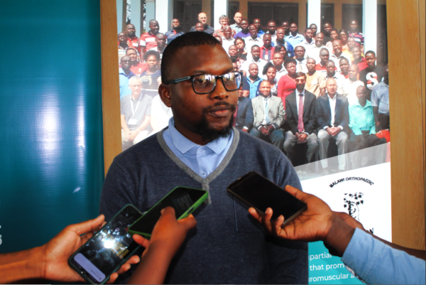 Mthunzi Funeral Services Company hands over MK1 million to Malawi Orthopedic Association ...