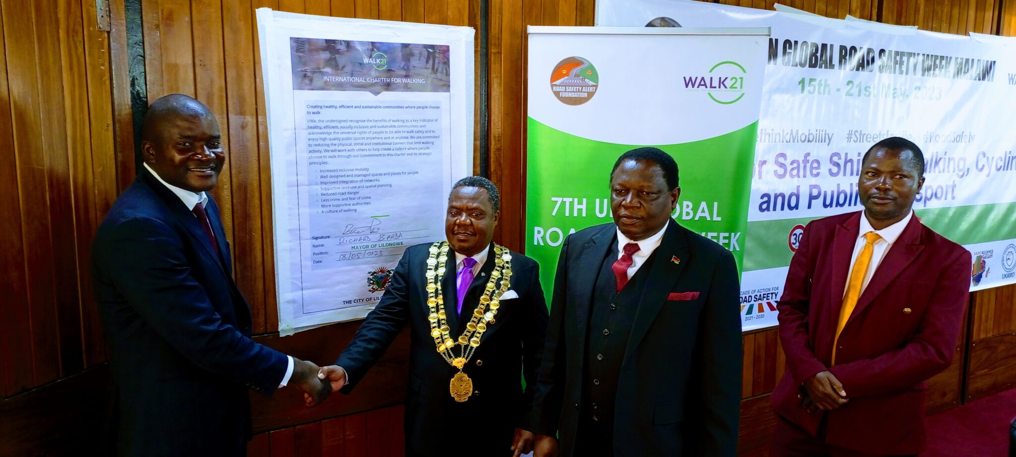 Lilongwe City Mayor signs International Walking Charter - Malawi Nyasa ...