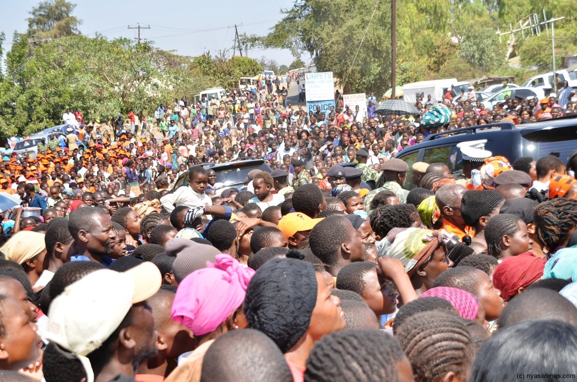 JB visits Makheta ‘slums’, undertakes to fight urban poverty - Malawi ...