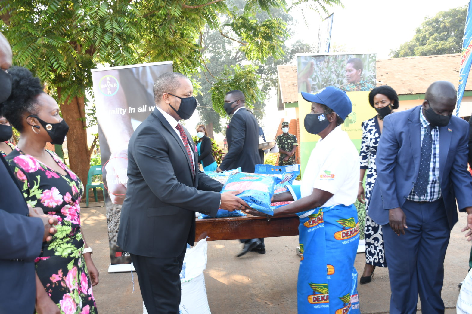 Chilima rolls out free fertilizer distribution program for Malawi ...