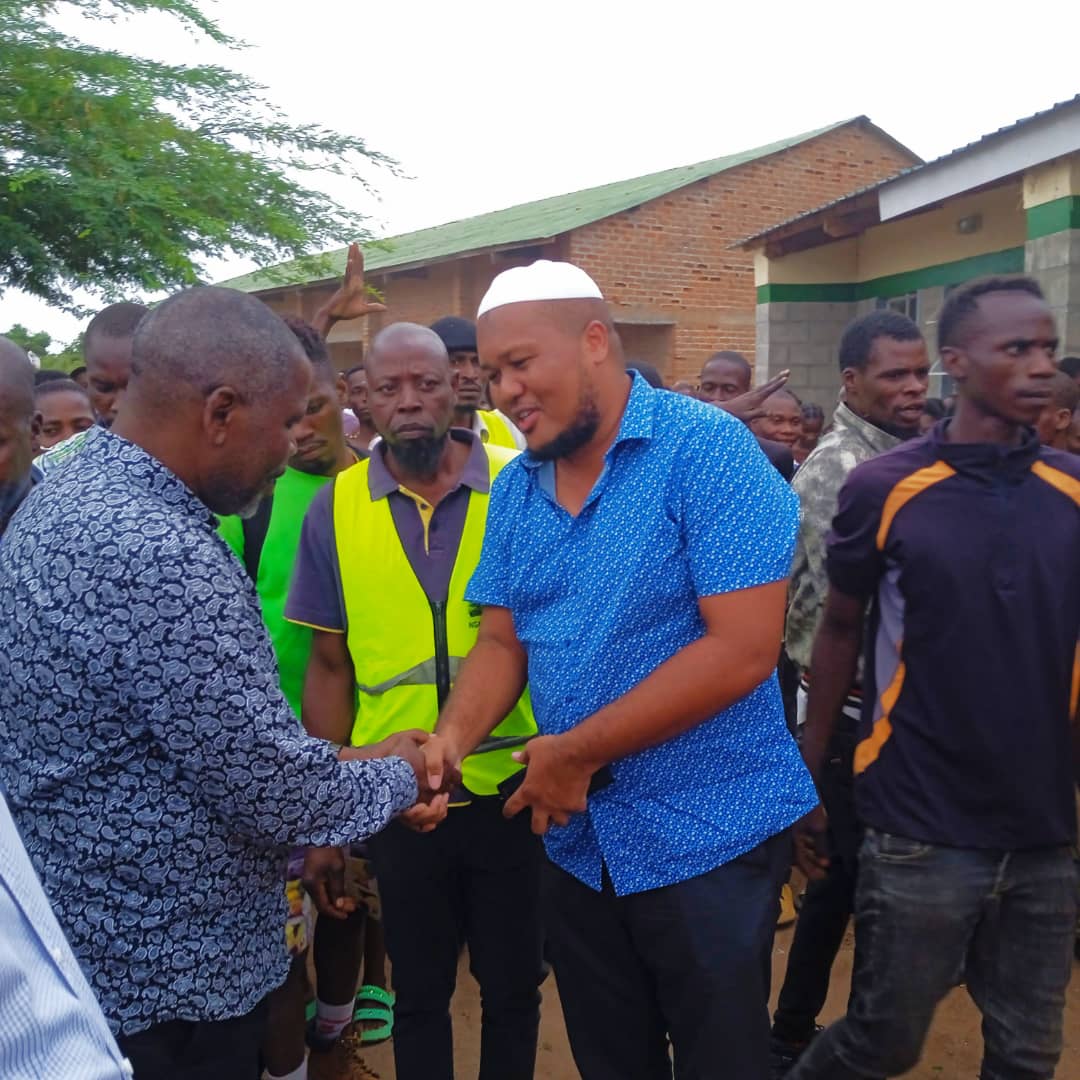 Mafumu apereka Ndodo ya ulemu ya Umbuya kwa a Illias Karim - Malawi ...
